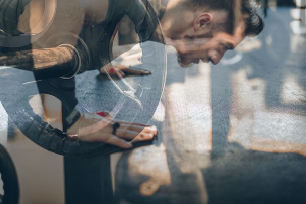 「開放運動連鎖（OKC）」と「閉鎖運動連鎖（CKC）」とは？筋トレ用語を解説（MELOS -メロス-）