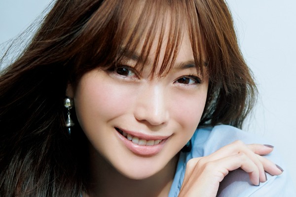 蛯原友里さんがマキア初登場！ “ずっとキレイ”の秘密を紐解きます（MAQUIAメイク）