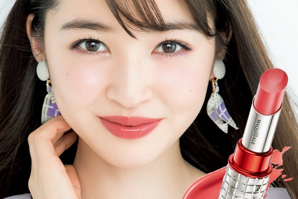 オレンジピンクで見惚れる唇に！ ブルベ肌さんに似合う逆べリップ（maquiaメイク）